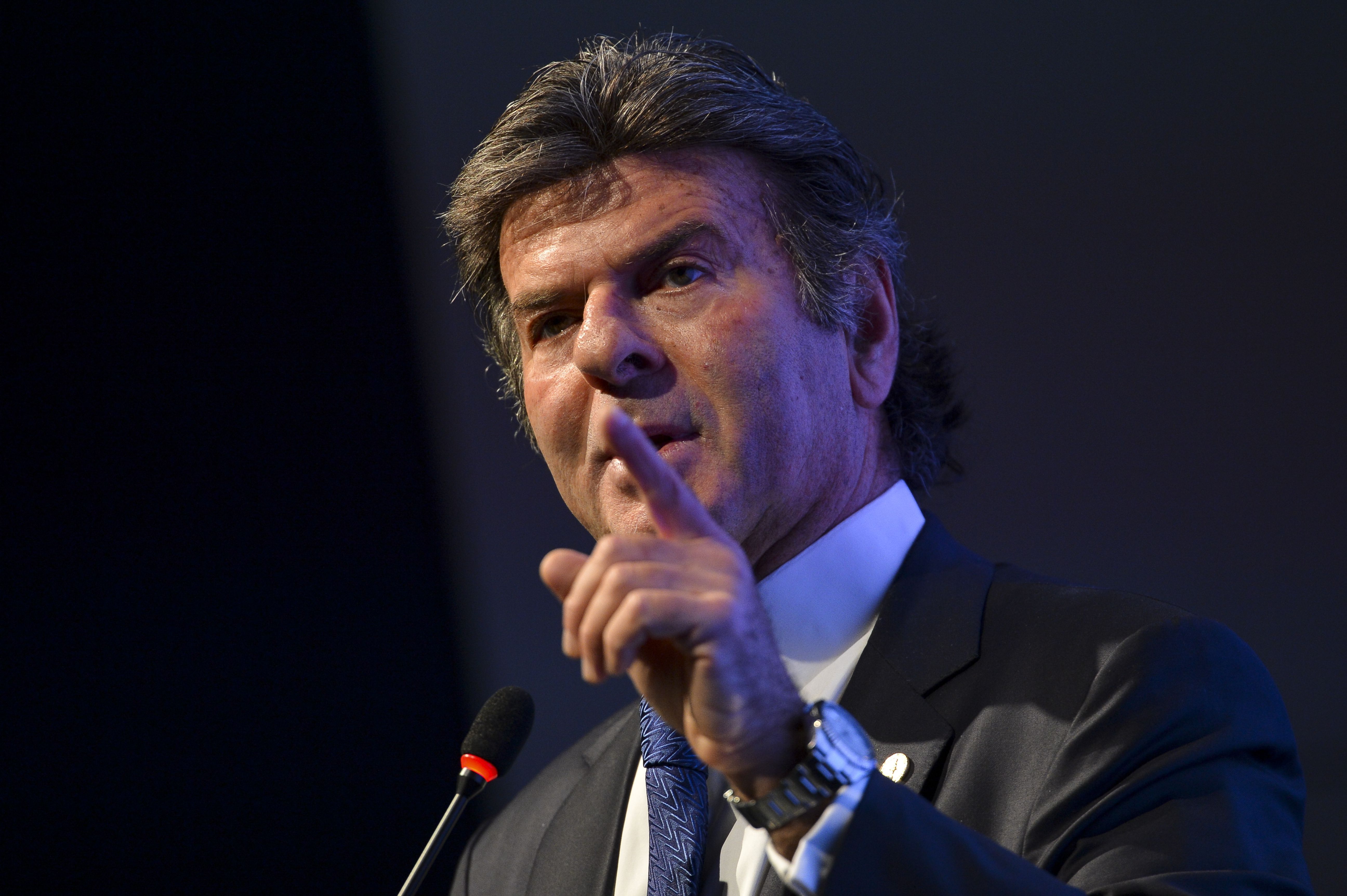 STF: Fux proíbe aplicação de benefícios sociais em bets e manda Fazenda ...