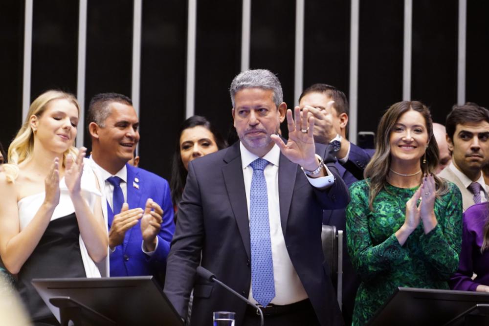 Arthur Lira é reeleito presidente da Câmara dos Deputados, com 464 votos