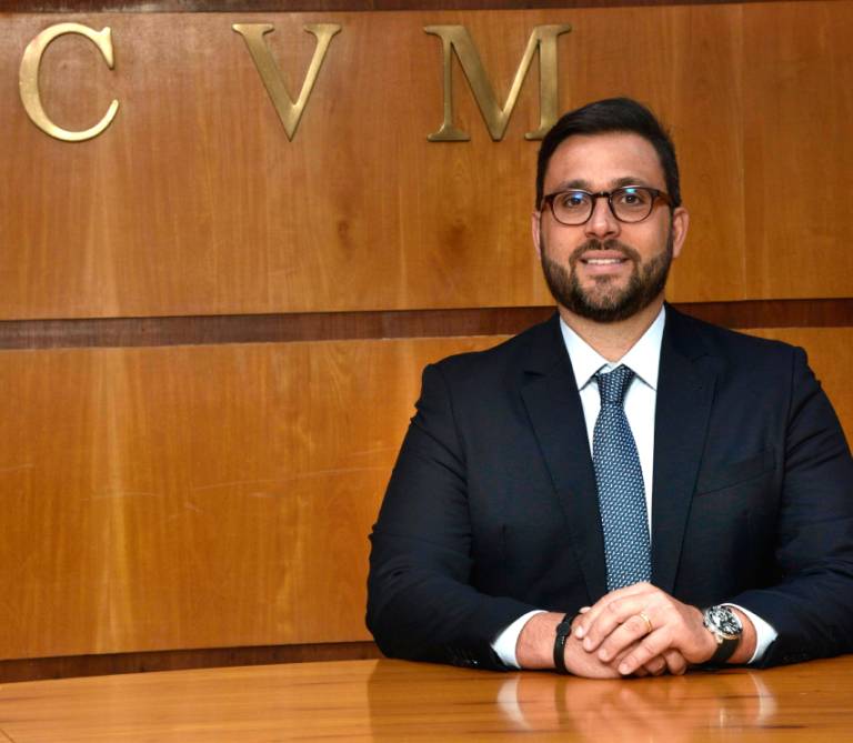 Presidente da CVM diz que órgão vive fase difícil, com servidores em ...