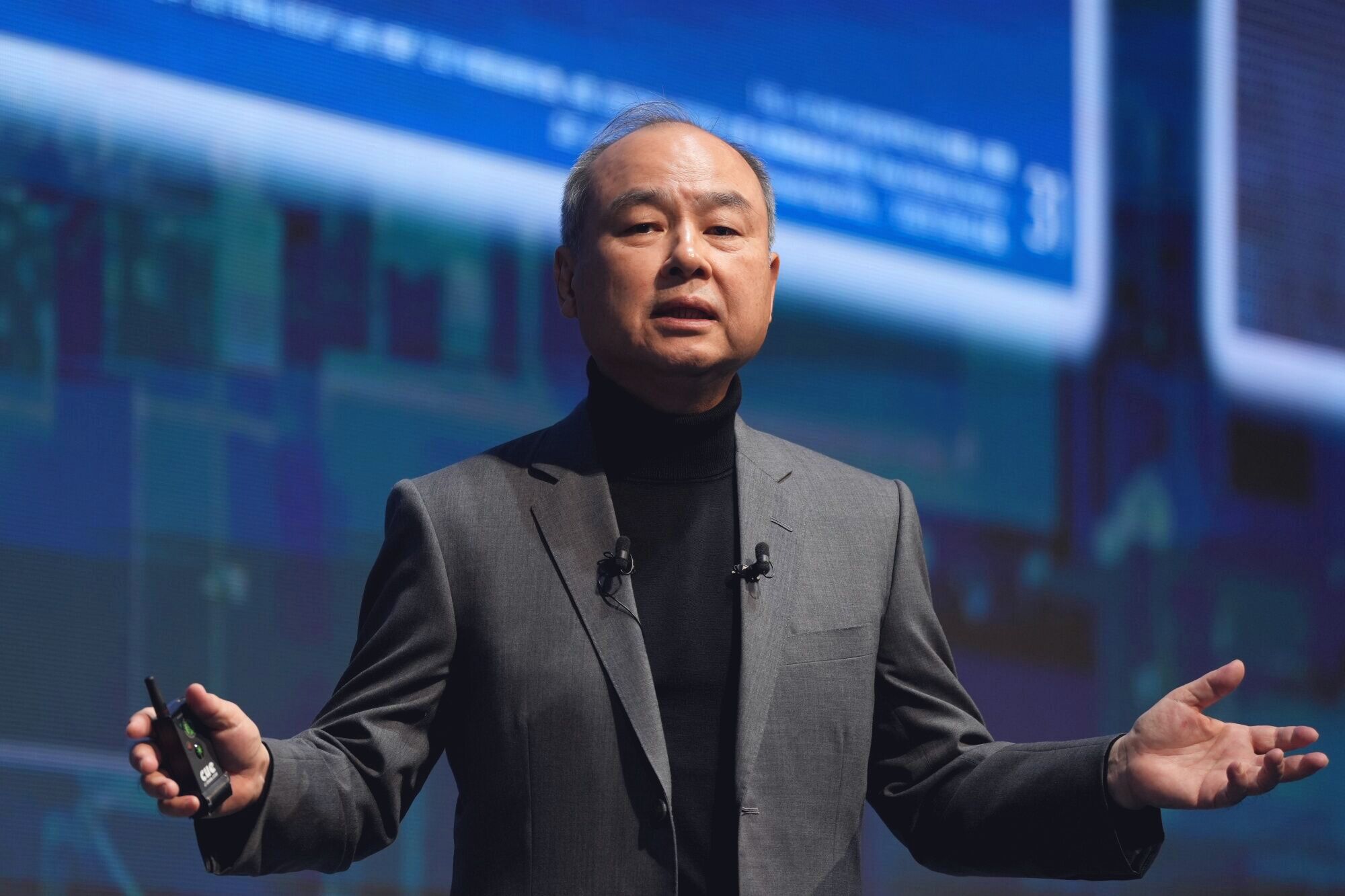 CEO do SoftBank promete US$ 100 bilhões em investimentos nos EUA