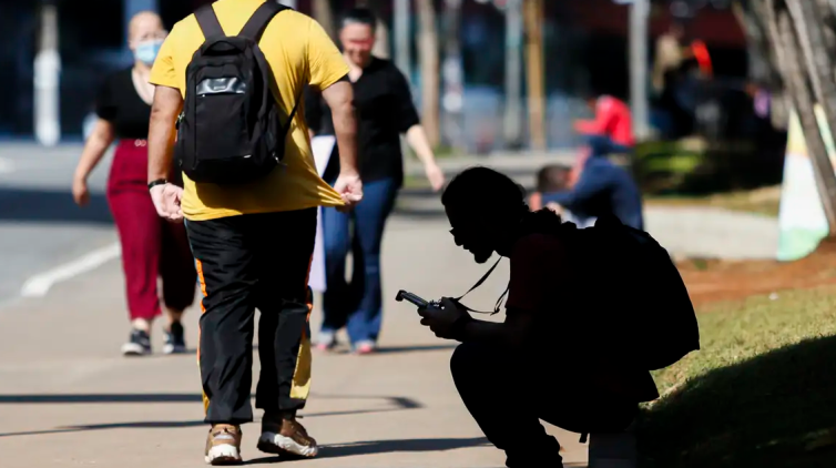 Mercado de trabalho perdeu ímpeto, mas salários ainda desafiam inflação