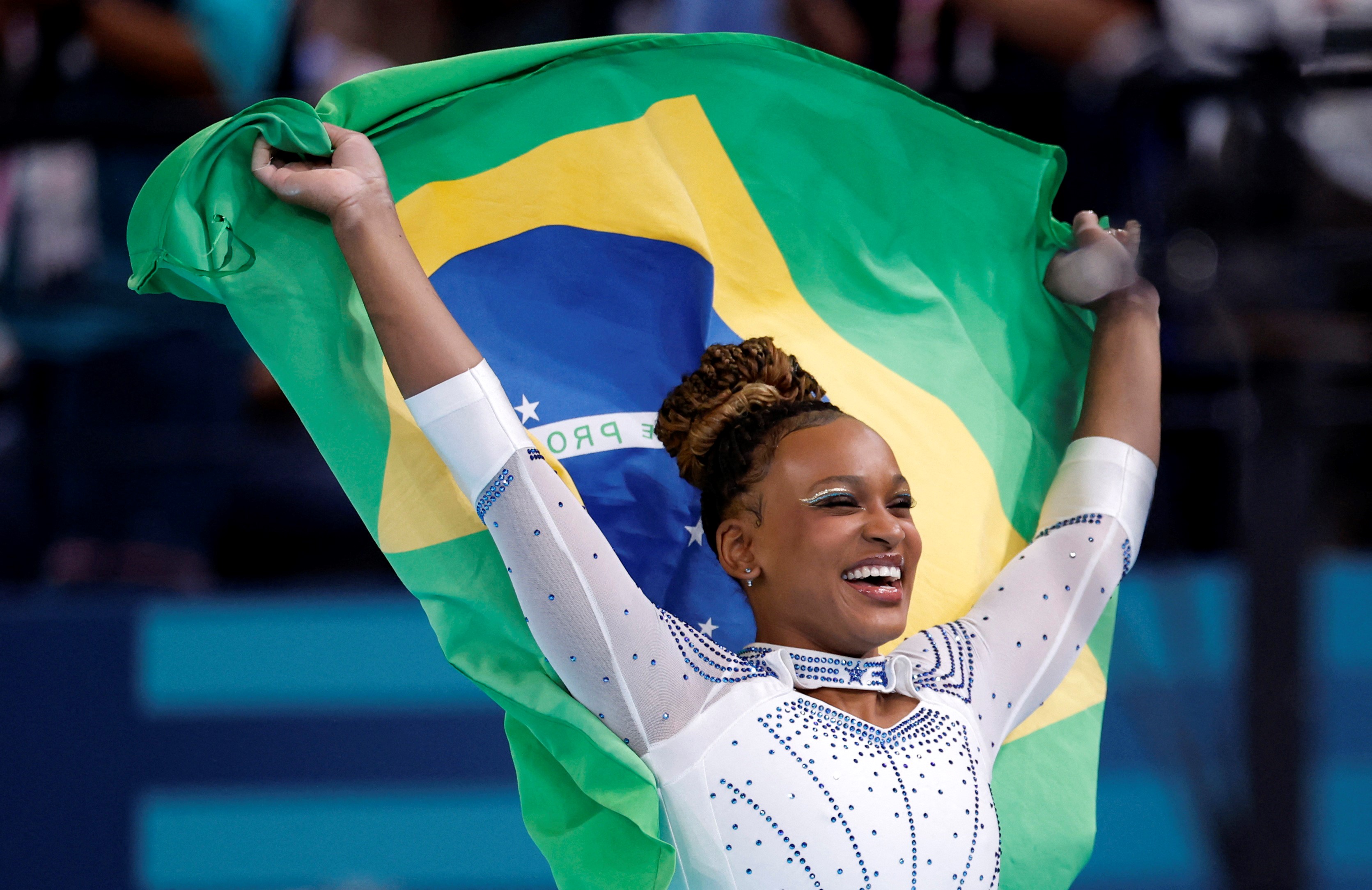 Rebeca Andrade faz história e conquista medalha de prata no salto em ...