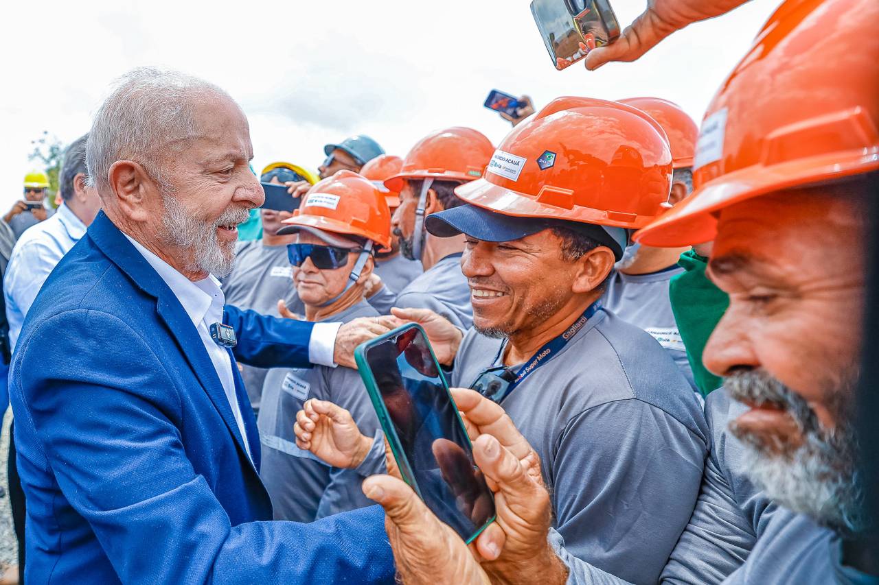 Datafolha: Lula chega à metade do mandato com 35% de aprovação e 34% de ...