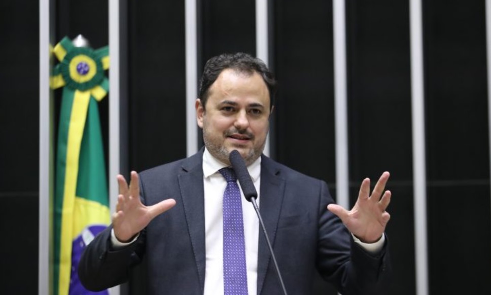 Glauber Braga escapa da cassação e mandato é suspenso por 6 meses