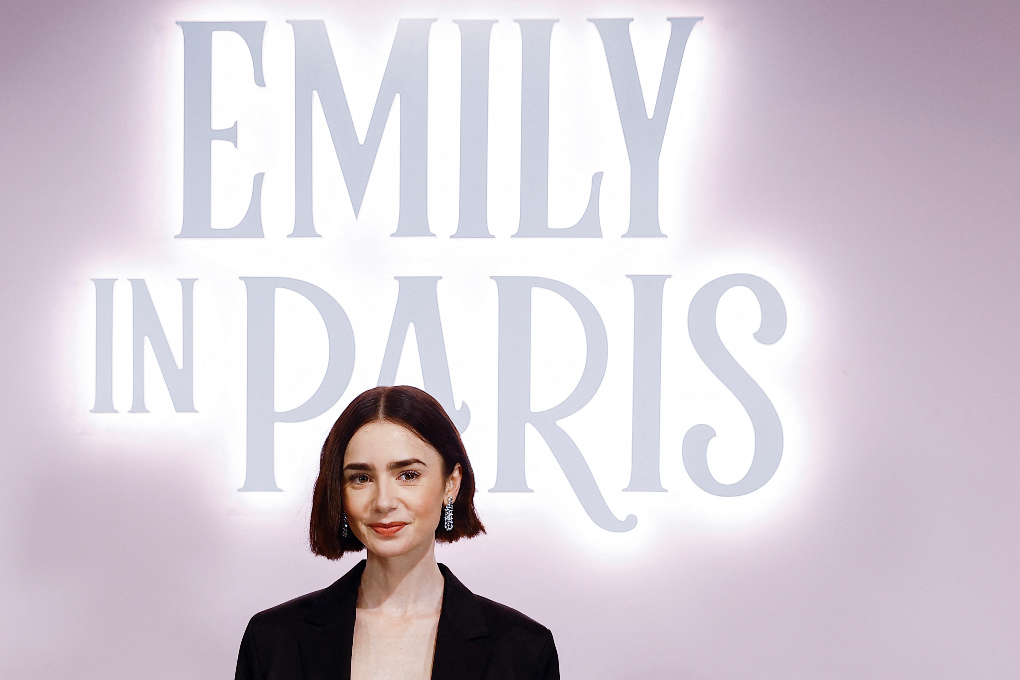 “Emily em Paris” deve voltar para Paris, defende Macron