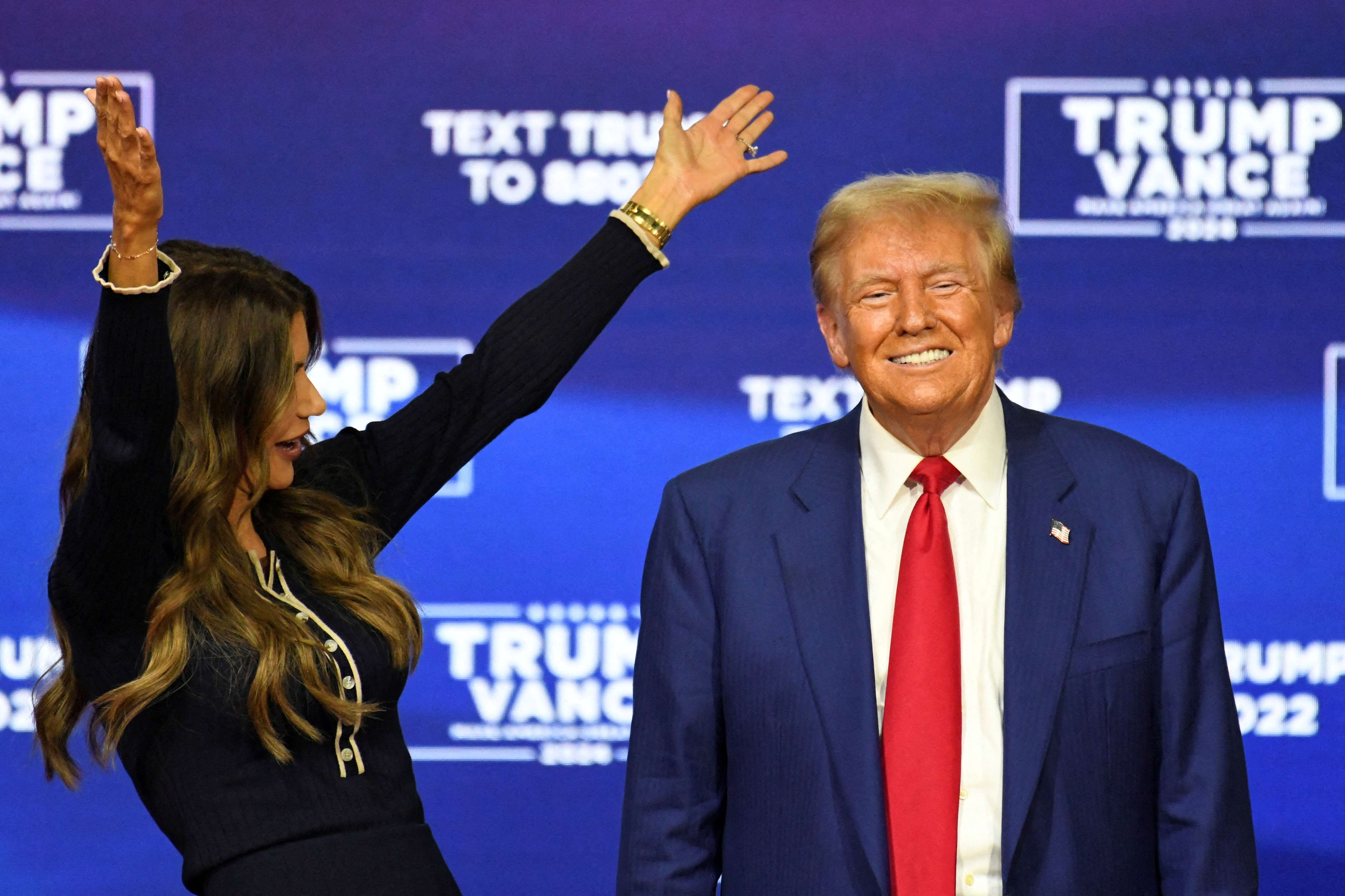 “YMCA” e “Ave Maria”: Trump troca perguntas de eleitores por 39 minutos ...