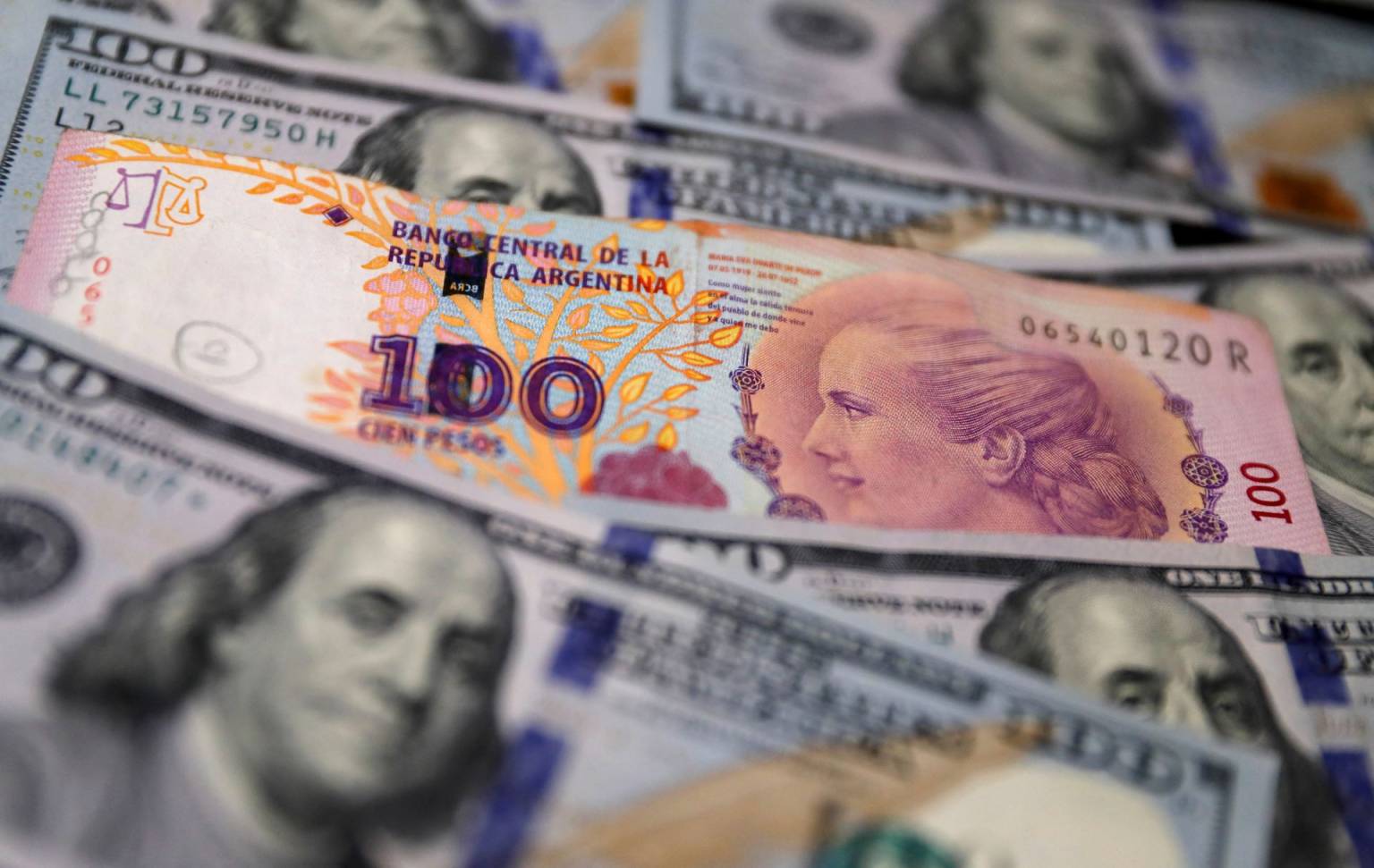 Após fim do “cepo” na Argentina, dólar blue recua mais de 16%, para 1. ...