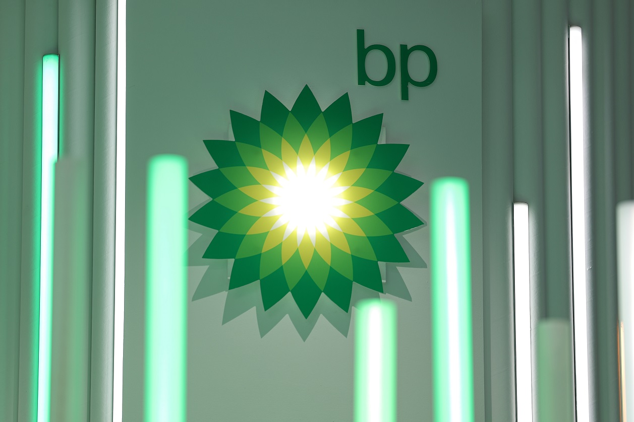 BP tem prejuízo de US$ 3,42 bi no 4º tri e suspende recompra; ações ...