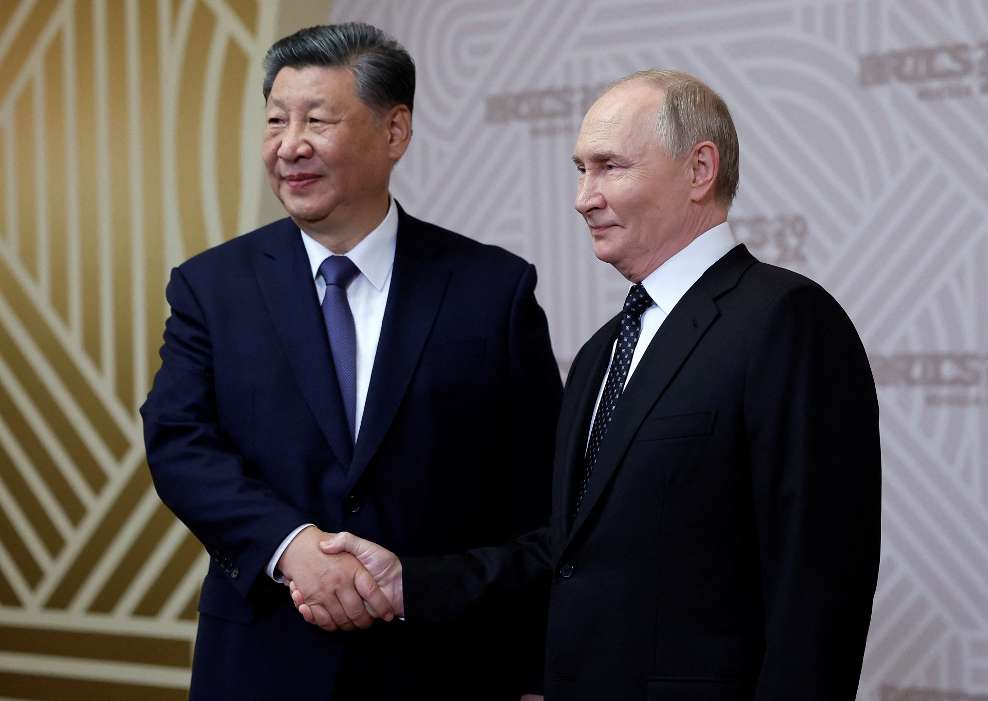 Putin anuncia projeto de US$ 200 bi com China; vê exemplo de ...