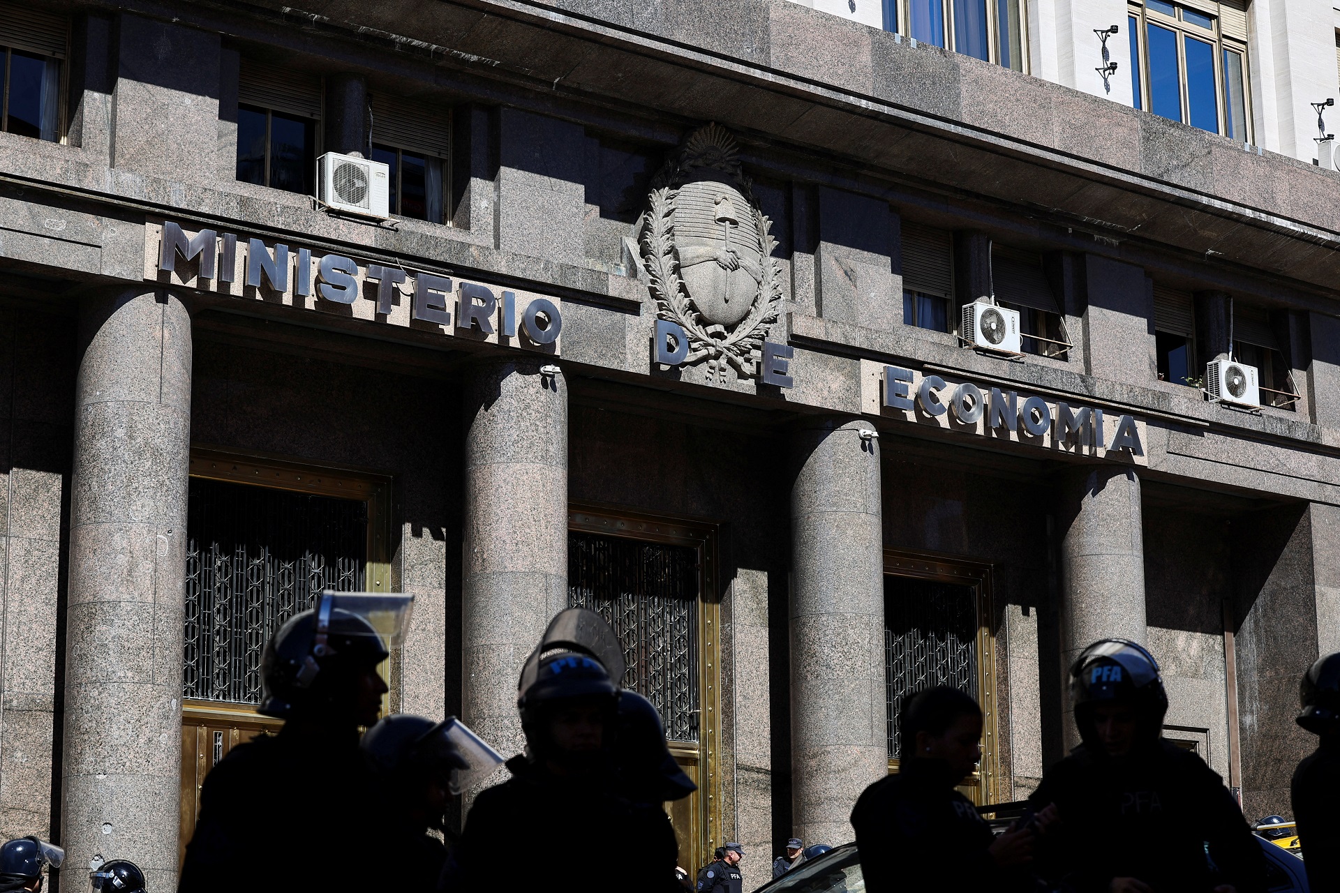 Argentina registra 13º superávit fiscal em 14 meses completos de Milei ...