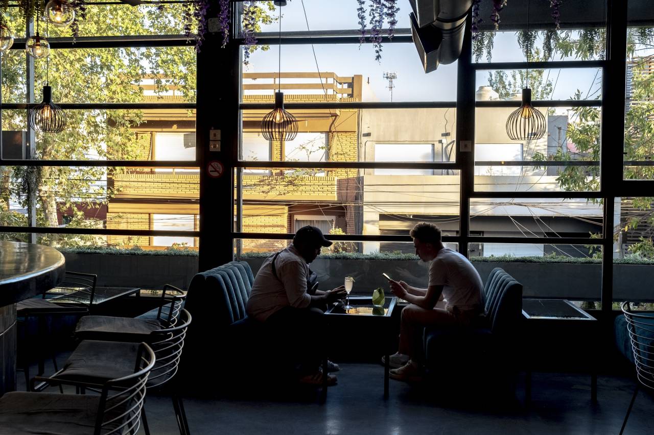 Com peso em alta, jantar fora vira luxo e restaurantes ficam vazios na ...