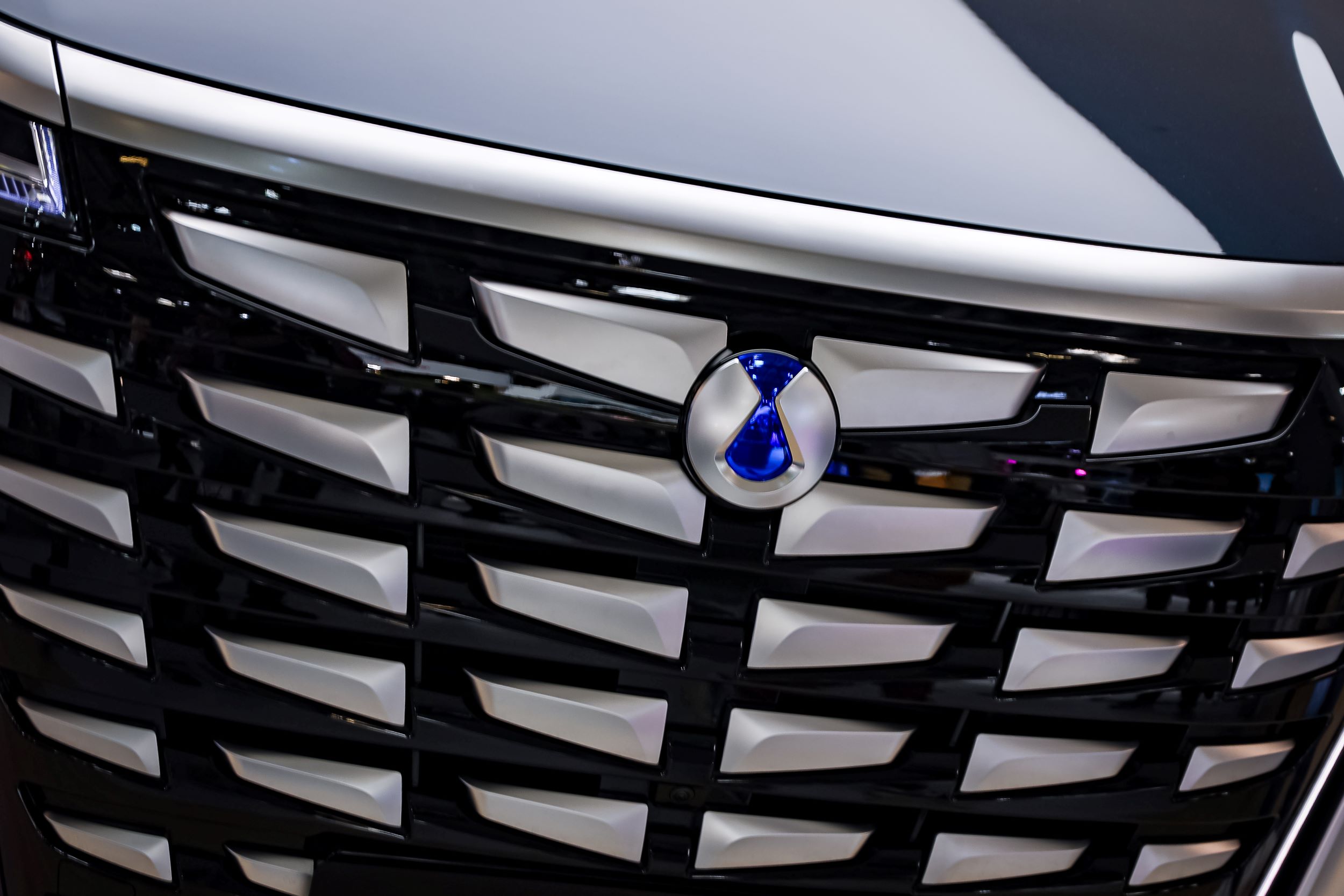 Fruto de parceria entre Mercedez e BYD, Denza prepara chegada ao Brasil; veja modelo