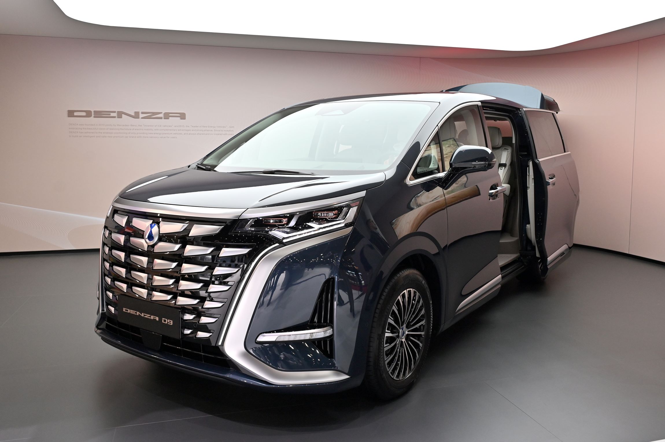 Fruto de parceria entre Mercedez e BYD, Denza prepara chegada ao Brasil; veja modelo