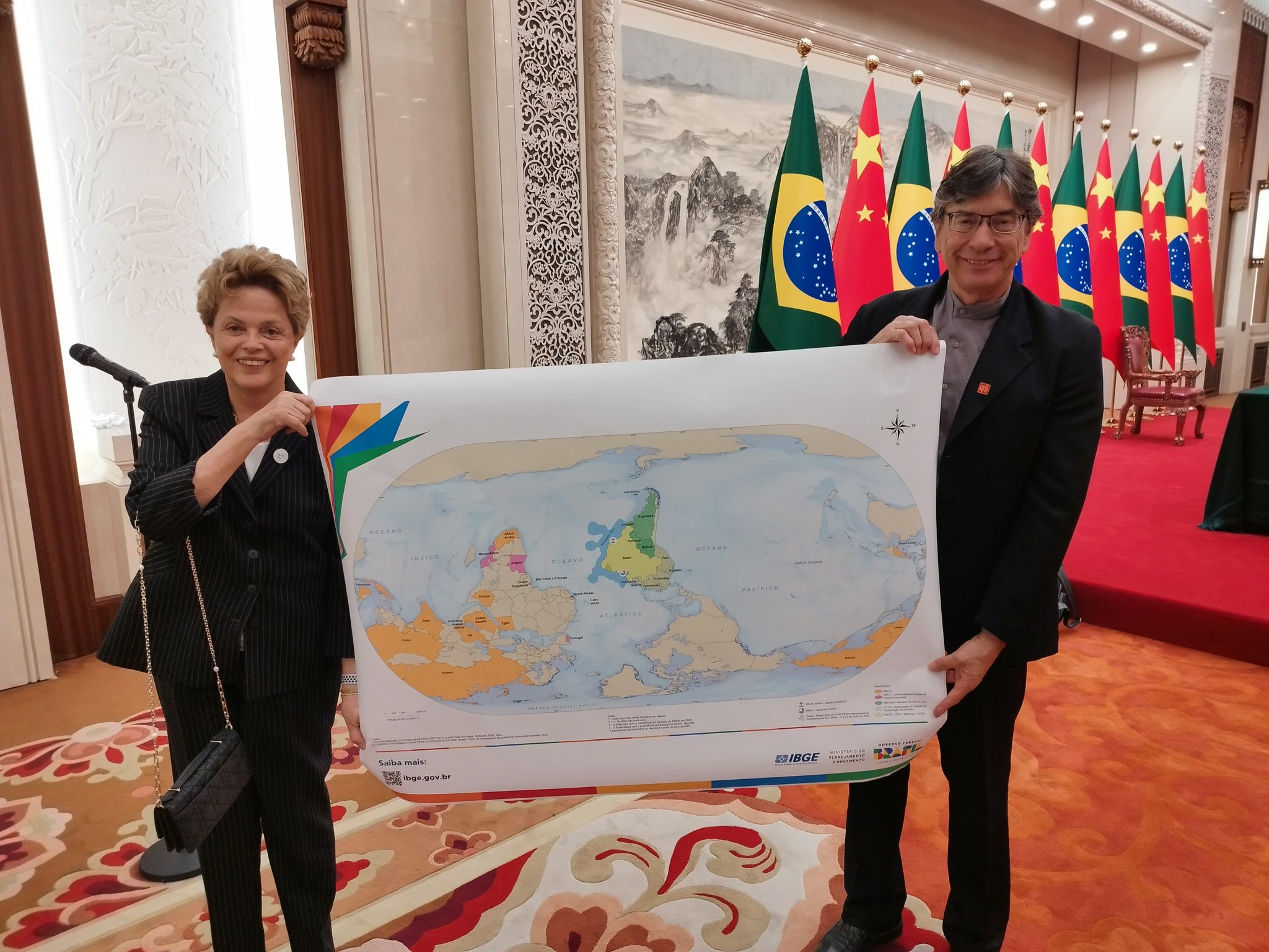 Dilma exibe mapa-múndi invertido, com Brasil ao centro, em evento na China