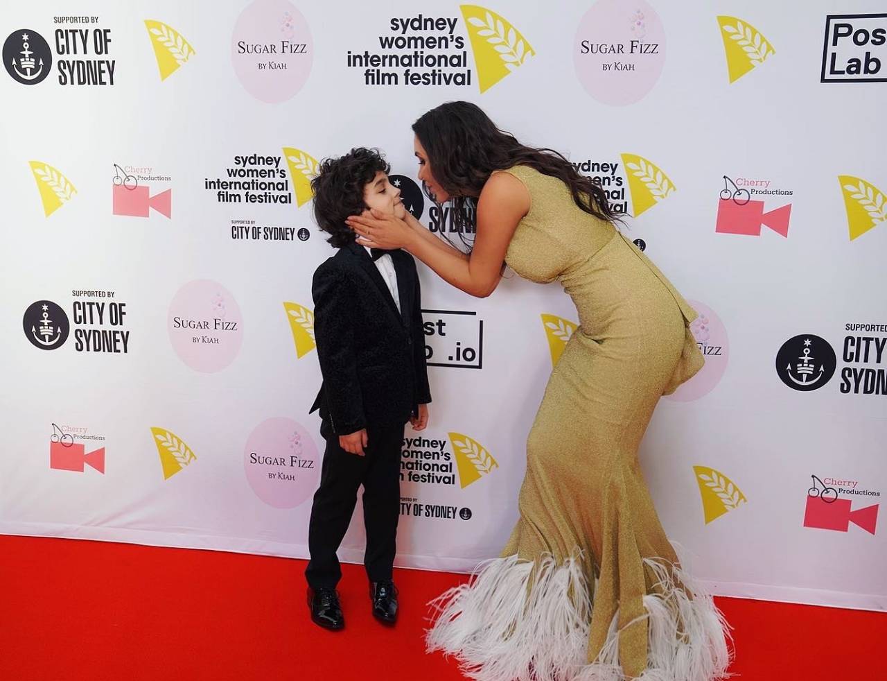 Atriz Clare McCann faz vaquinha de R$ 1 milhão para congelar filho de ...