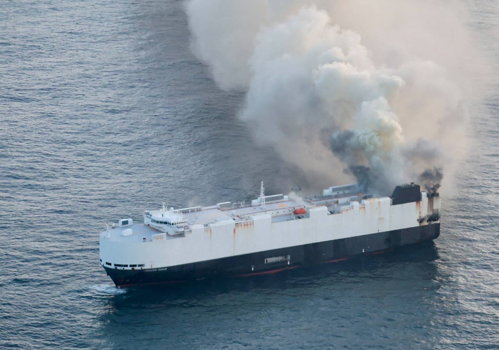 Navio transportando veículos elétricos queima há 8 dias — e não há como ...