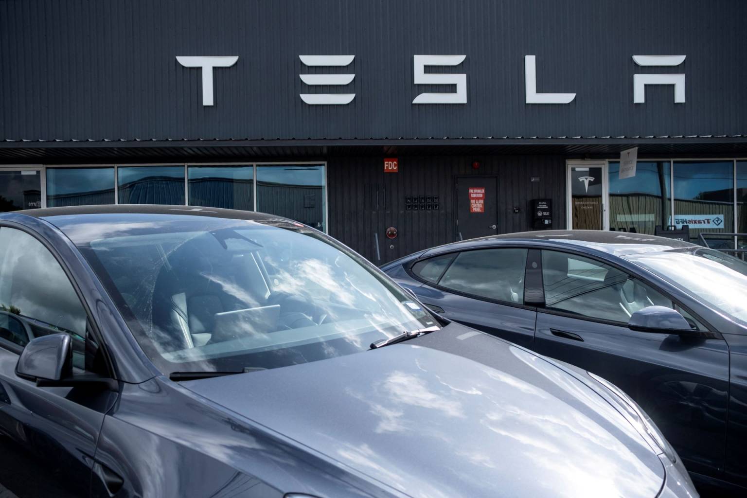 Más notícias para Musk: Vendas da Tesla caem ao menor nível em 3 anos ...