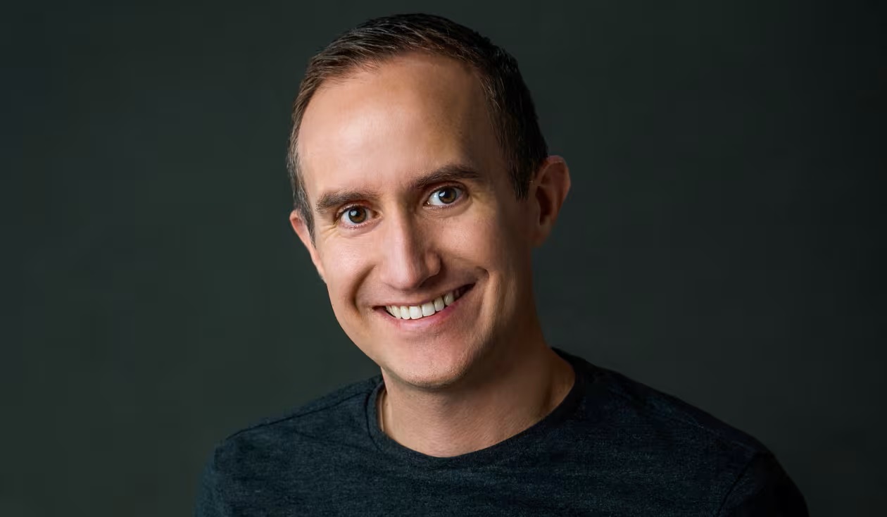 Morgan Housel: “Cada real poupado é um pedaço do seu futuro que você ...