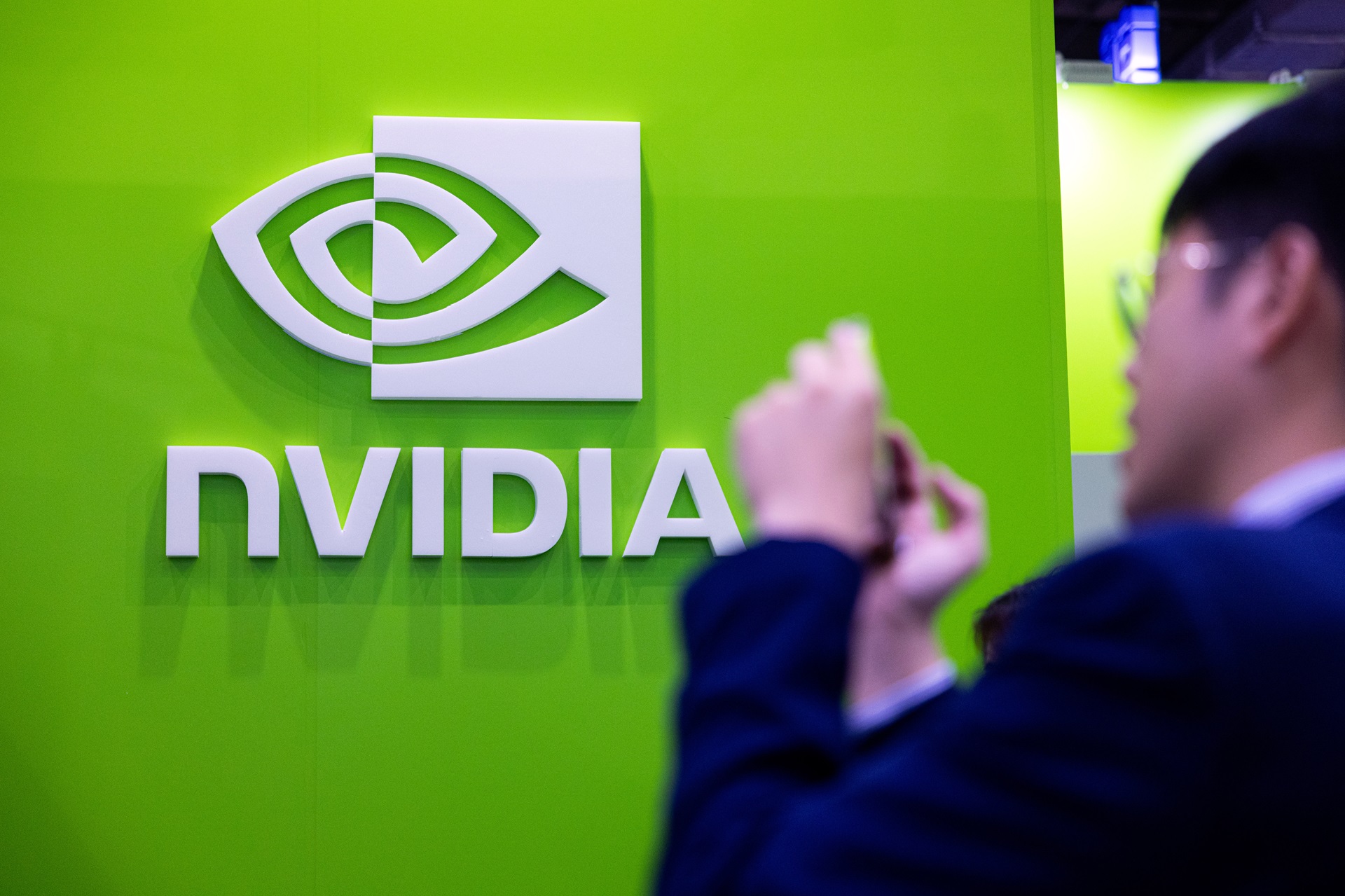 EUA suspeita de chips Nvidia contrabandeados para Alibaba via Tailândia