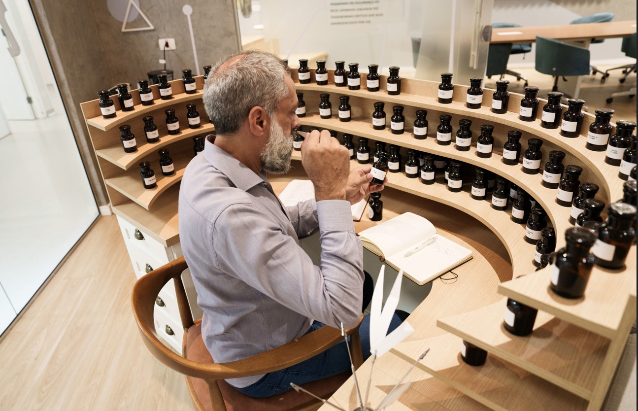 Química, artes e viagens: Conheça a rotina de um perfumista profissional