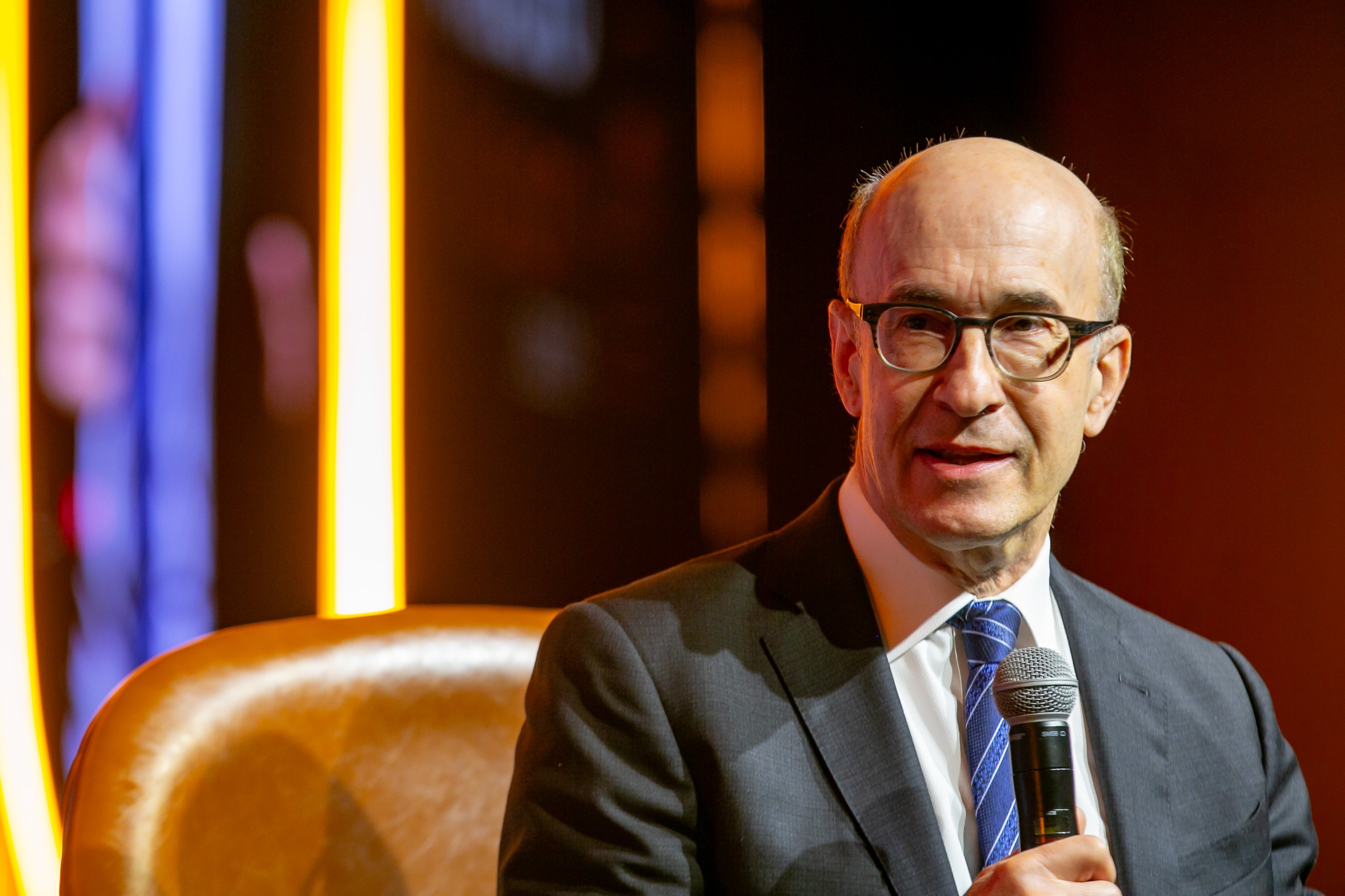 “Dólar vai cair muito, no mínimo entre 5% e 10%”, diz ex-economista ...