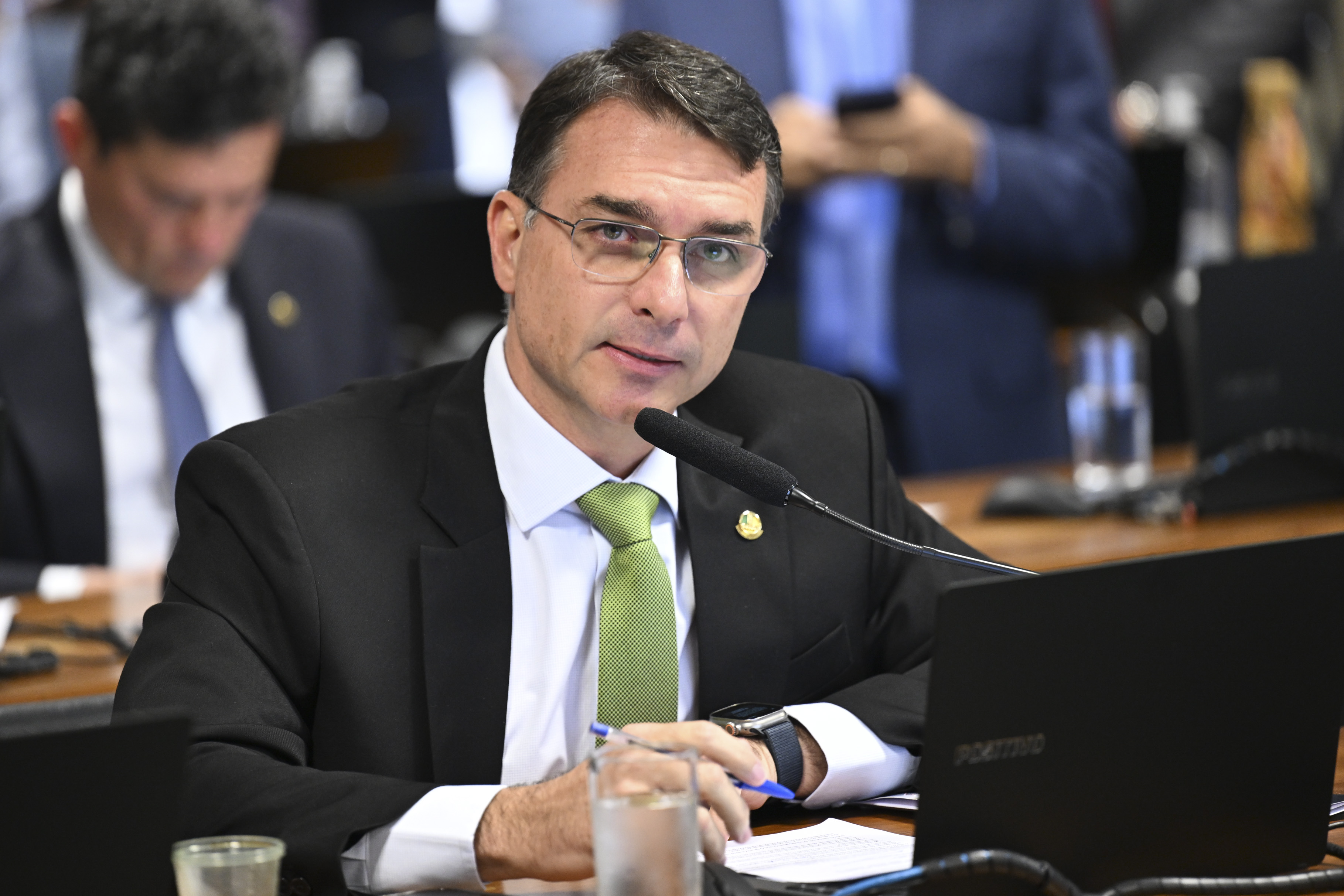 Flávio Bolsonaro acena ao mercado e promete manter agenda econômica de ...