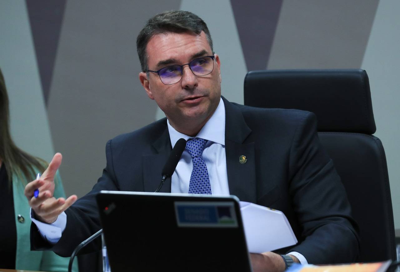 Costa Neto diz que há opção de vice mulher para Flávio e cita nome de ...