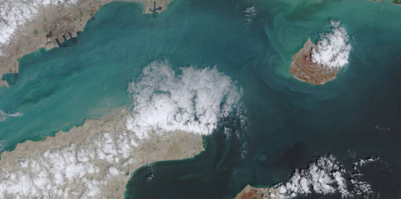 Navios testam Estreito de Ormuz após abertura e buscam garantias de ...