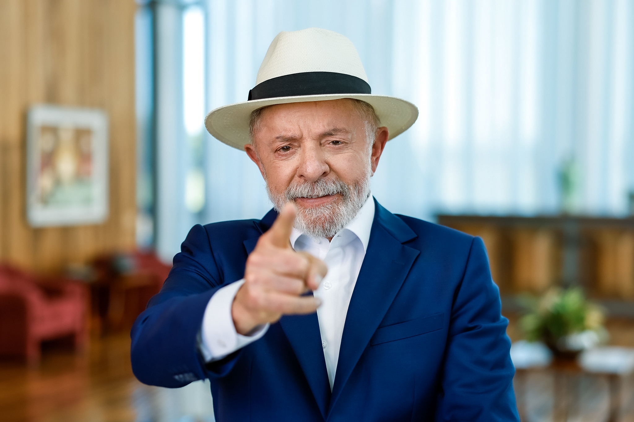 Lula conclui tratamento de radioterapia para câncer no couro cabeludo